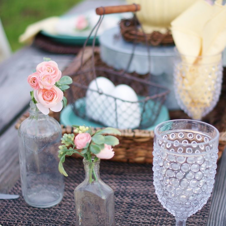 Fresh and Easy Outdoor Easter Table - Southern Discourse